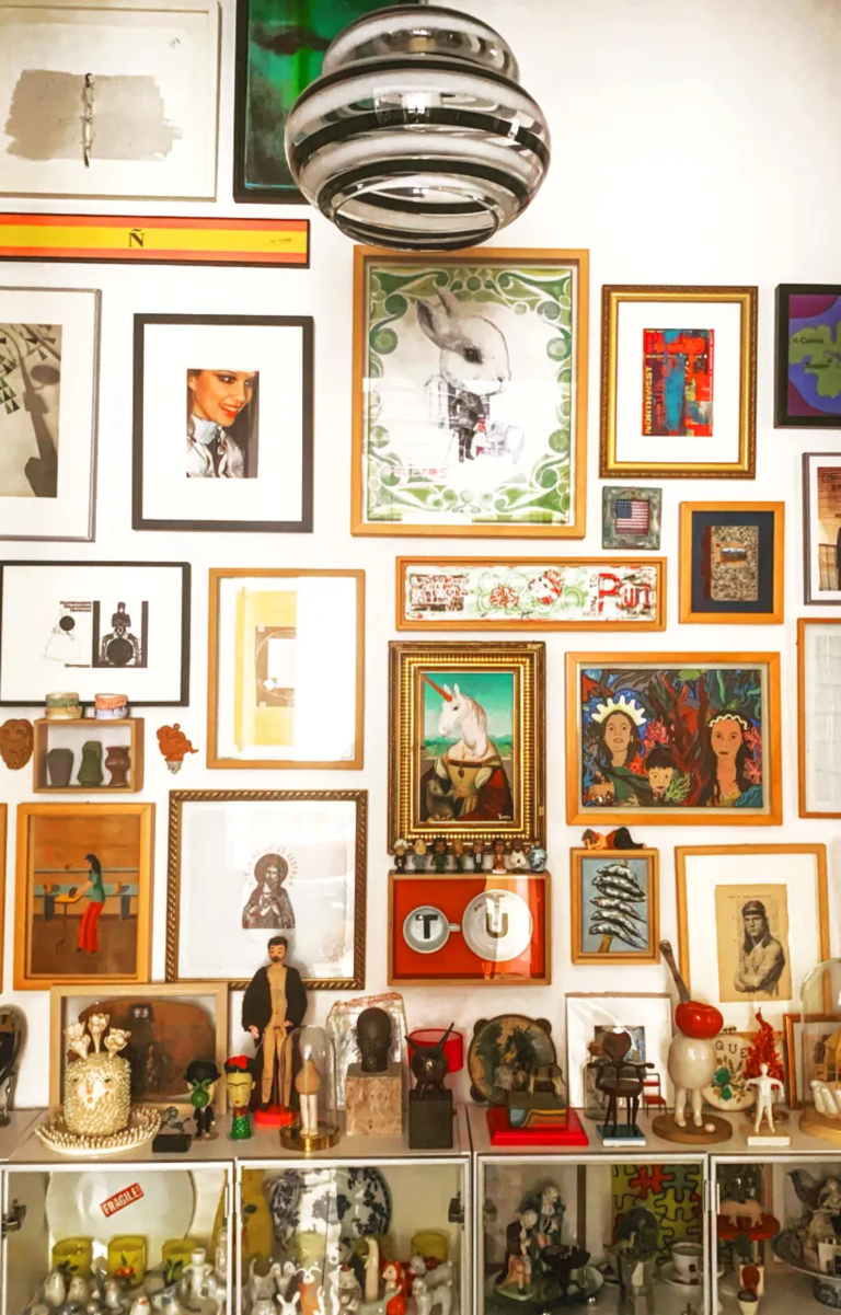 Cluttercore czyli odwrót minimalizmu. Więcej znaczy lepiej. Zobacz trendy.